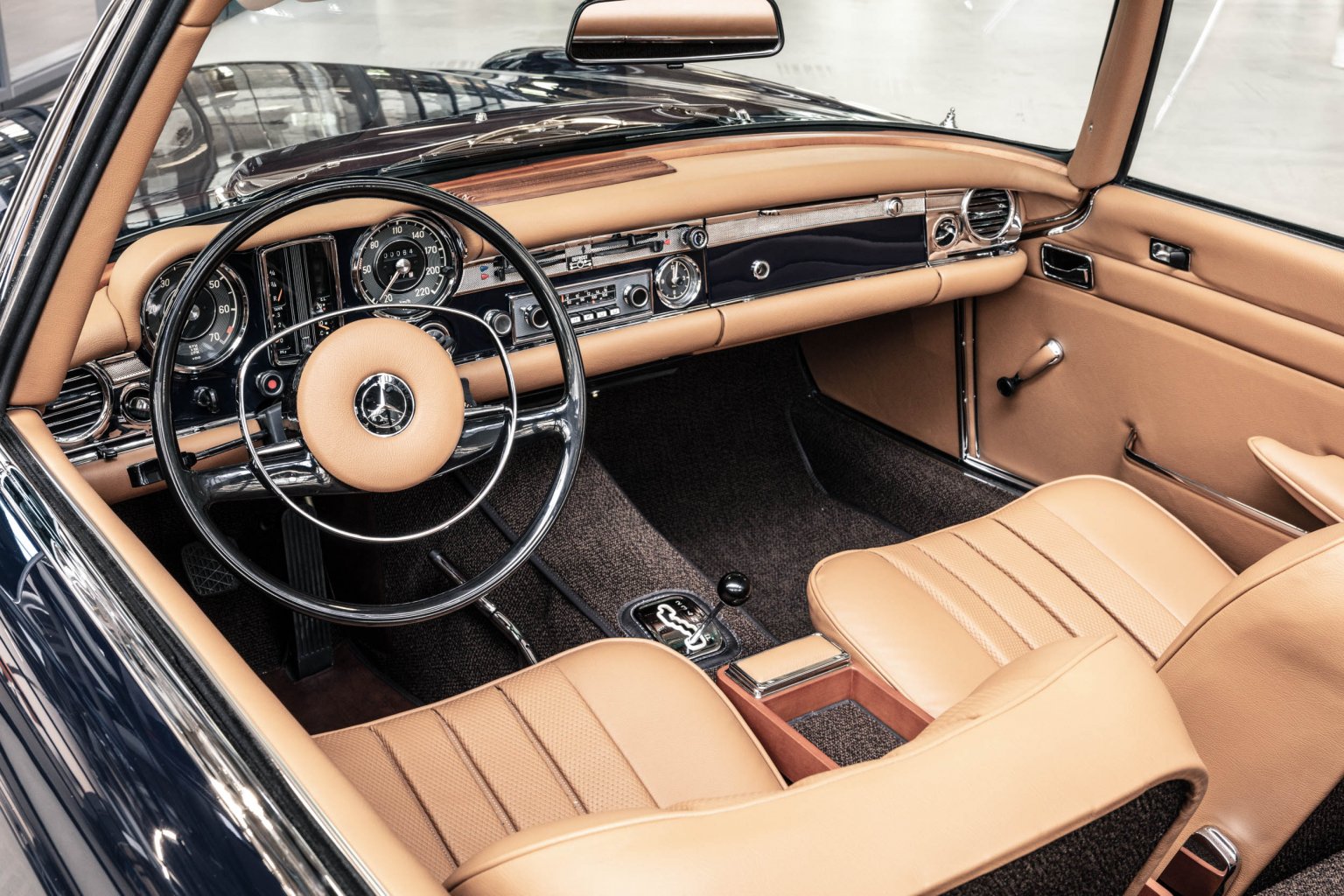 Mercedes 280SL Pagoda (1969) - Drivers Hall